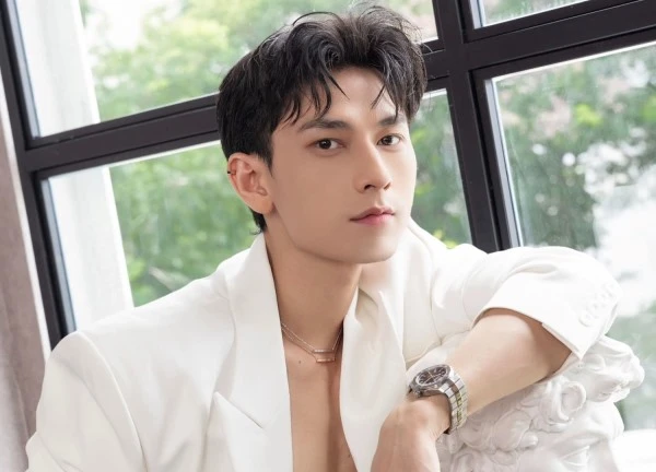 Rầm rộ hình ảnh Isaac quảng cáo cho nhãn hàng từng có sản phẩm nghi ...