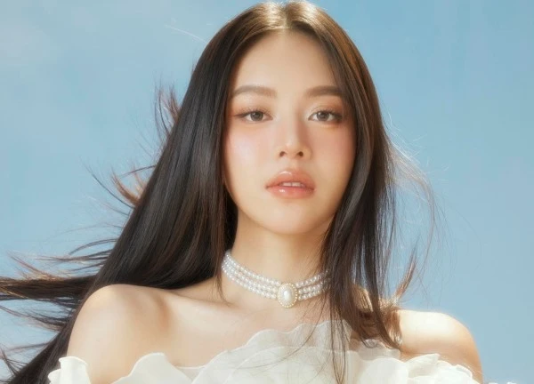 Hoa hậu Thanh Thuỷ có pha xử lý thót tim khi bất ngờ chao đảo, té ngã trên bậc thang sàn catwalk ...